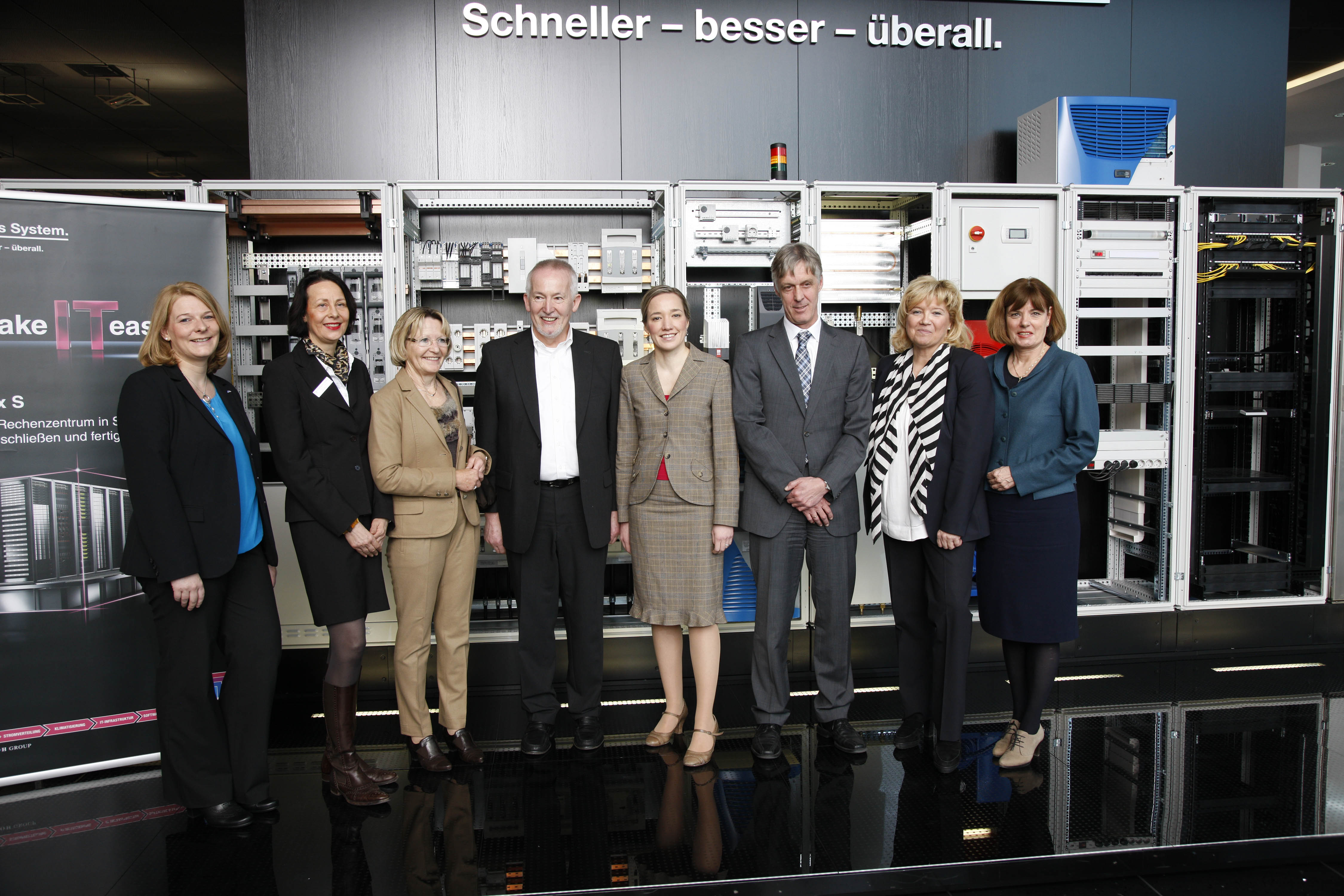 Bundesfamilienministerin Kristina Schröder besucht die Friedhelm Loh ...