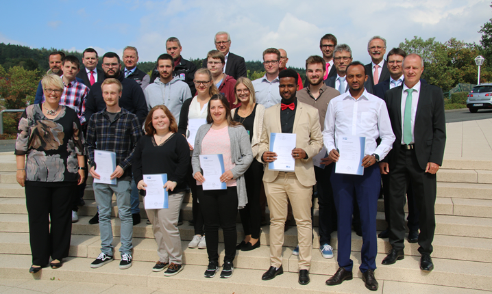 36 Auszubildende und Studierende der Friedhelm Loh Group erhalten Zeugnisse